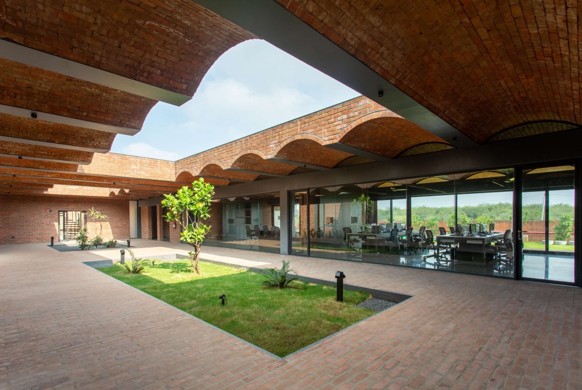 Metallic Bellows by KSM Architecture | Metal-Facade Commercial ...