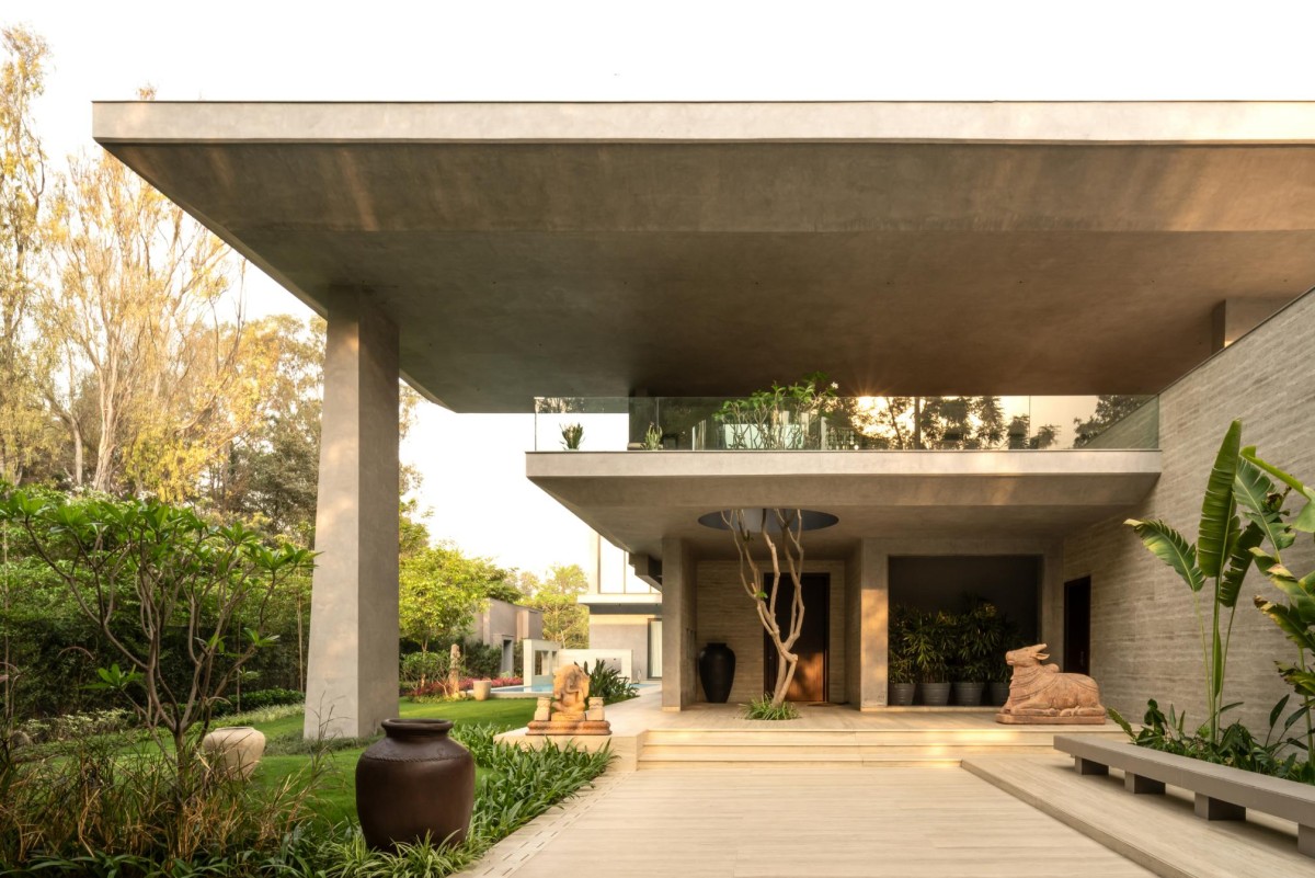 House Around The Oblique Column | Art-Centric Residential Design